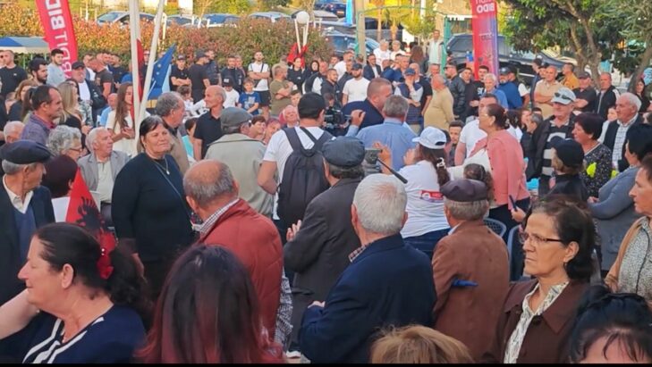 Mbi 350 qytetarë marrin pjesë në takimin elektoral të Ardit Bido në ...