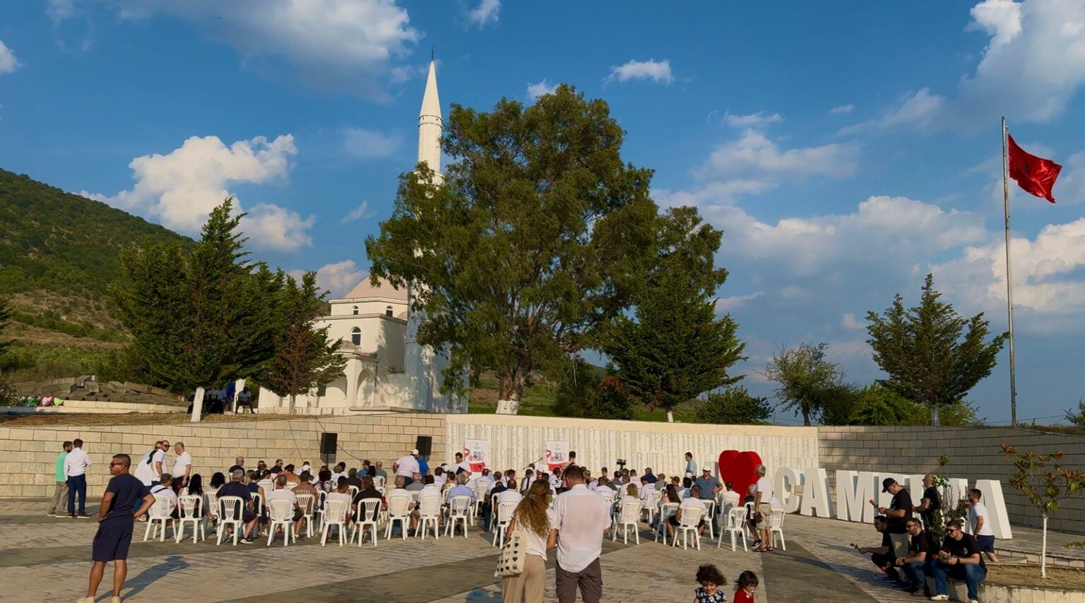 Shpëtim Idrizi dhe PDIU homazhe në Varrezat Monumentale në Kllogjer ...