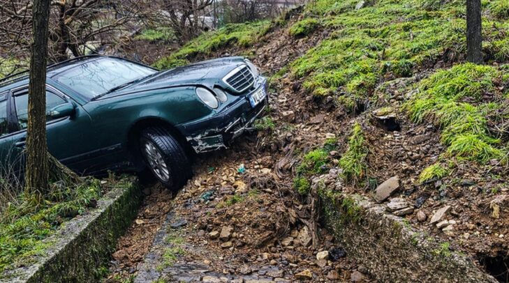 Situatë alarmante: rrëshqitje dheu, rrezik për banesa dhe bllokim total ...